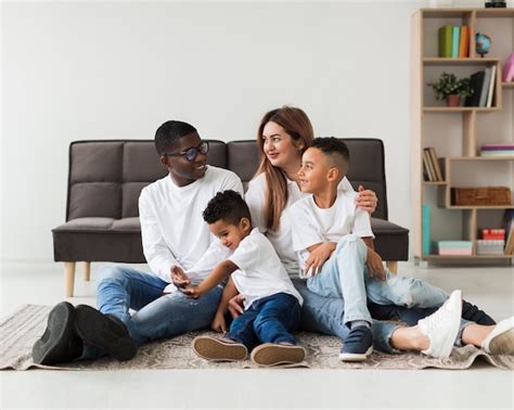 Familia Multicultural Feliz Divirtiéndose Juntos En El Interior Foto