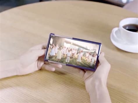 Tcl Csot Rollable Concept Phone Has A 6 7 Amoled Rollable Display — Gadget Flow