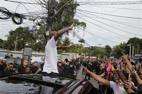 Mc Poze Tem Casa Invadida Por Assaltantes E é Feito Refém No Recreio
