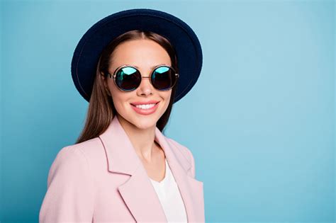 파란 색 배경 위에 고립 된 복고풍 의상 세련된 옷을 입고 휴가를 즐기는 낙관적 인 좋은 아가씨의 사진을 클로즈업하십시오 갈색 머리에 대한 스톡 사진 및 기타 이미지