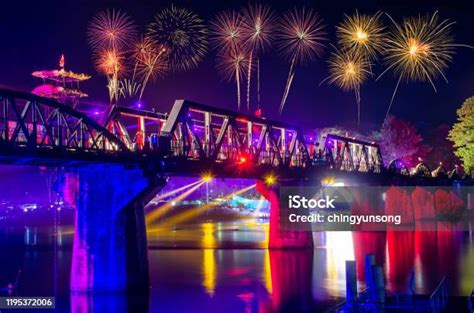 콰이 강 철도 교량 빛과 소리 축제 제 2 차 세계 대전 칸차나부리 태국의 콰이 강 에 악명 높은 다리의 화려한 불꽃 놀이 기차에 대한 스톡 사진 및 기타 이미지 Istock
