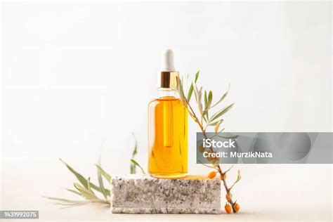 에센셜 오일과 열매와 잎이 있는 바다 갈매나무 의 가지가 돌 연단에 있습니다 천연 화장품 신선함에 대한 스톡 사진 및 기타 이미지 신선함 씨벅턴 연단 Istock