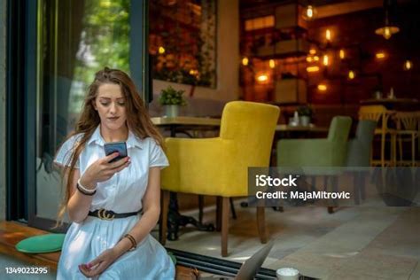 커피 한 잔과 함께 카페 테이블에서 일을 즐기면서 노트북을 사용하는 사업가 Brand Name Smart Phone에 대한 스톡 사진 및 기타 이미지 Brand Name