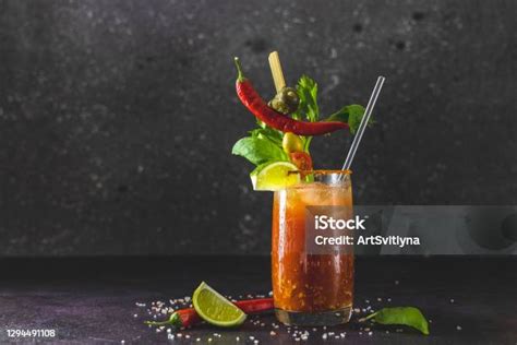 보드카와 토마토 주스 한 잔은 셀러리 향신료 소금 얼음을 일부 안경에 마십니다 많은 장식과 피 묻은 메리 칵테일 0명에 대한 스톡 사진 및 기타 이미지 Istock