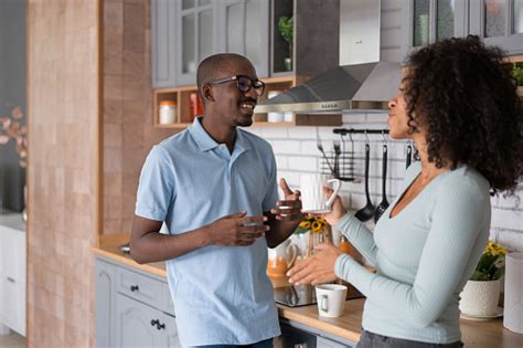 다정한 흑인 배우자 컵을 들고 커피를 마시고 부엌에서 함께 시간을 보내고 젊은 사랑하는 아프리카계 미국인 남녀가 뜨거운 음료를 마시고 국내 주말 자유 공간을 즐기는 25