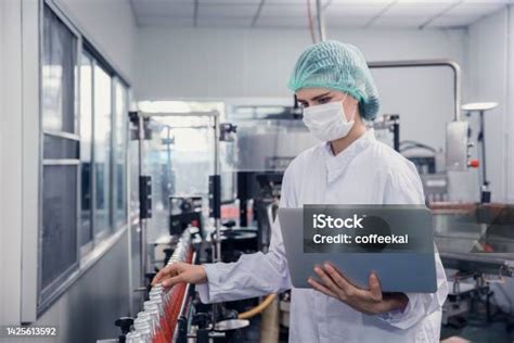 깨끗하고 위생 구역이있는 음료 공장의 컨베이어 벨트 생산 라인 기계에서 일하는 식품 및 음료 산업 직원 근로자 공장 산업 건물에 대한 스톡 사진 및 기타 이미지 Istock