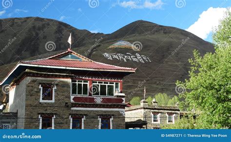 Тибетские религиозные картина и сочинительство на горных склонах Редакционное Фото изображение