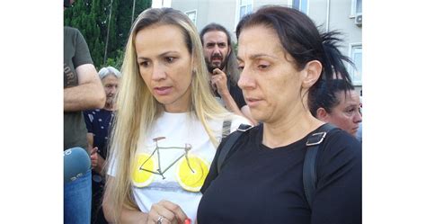 Майката на обезобразеното момиче Знае за подкрепата но остава безмълвна и избягва всичко