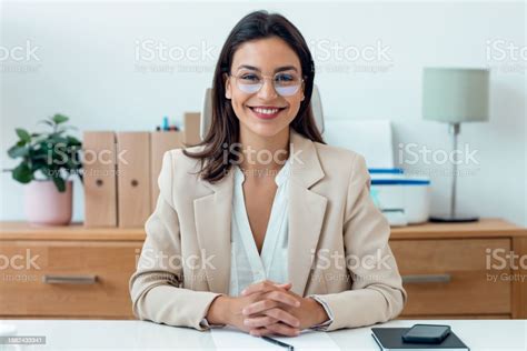 사무실에서 일하는 동안 화상 통화를 하는 아름다운 우아한 사업가 20 24세에 대한 스톡 사진 및 기타 이미지 20 24세 경영자 기업 문화 Istock