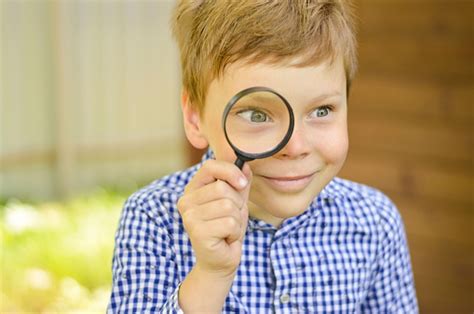 한 여학생 소년이 돋보기로 자연을 탐험합니다 숲에서 호기심 많은 아이들을위한 여름 방학 하이킹 미래 과학자 식물학자 8 9 살에 대한 스톡 사진 및 기타 이미지 Istock