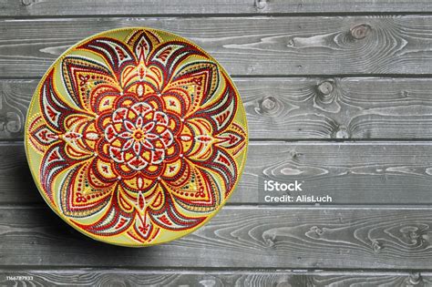 장식 세라믹 플레이트 는 회색 나무 배경에 아크릴 페인트와 도트 패턴을 손으로 그린 공간을 복사합니다 강렬하고 밝은 색상에 대한 스톡 사진 및 기타 이미지 Istock