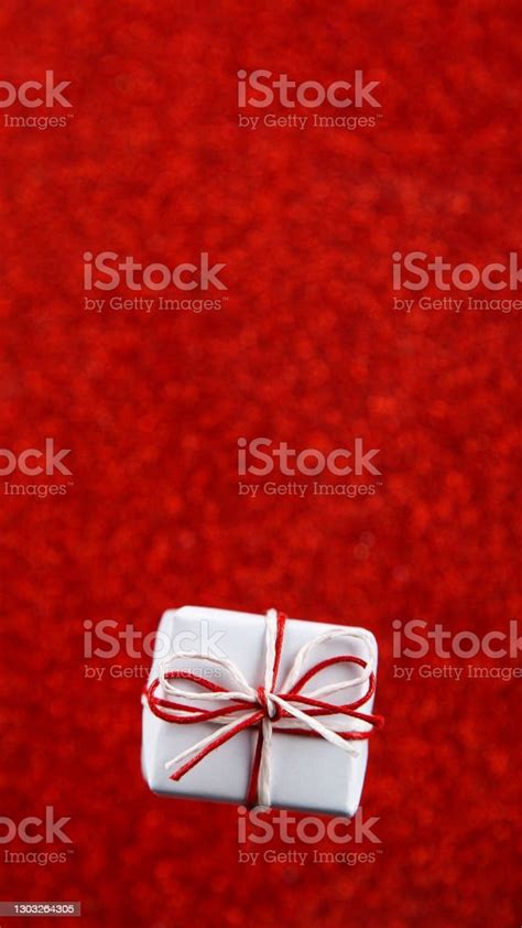 붉은 반짝이는 배경에 작은 흰색 선물 측면에 스팽글 발렌타인 데이에 대한 개념 공간을 복사합니다 개념에 대한 스톡 사진 및 기타 이미지 Istock