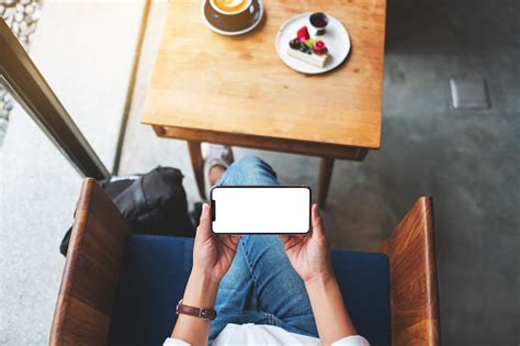 카페에서 빈 흰색 데스크톱 화면으로 휴대 전화를 들고있는 여성 가득 찬에 대한 스톡 사진 및 기타 이미지 가득 찬 공란 레스토랑 Istock