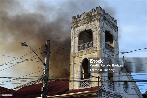 두꺼운 검은 내부 오두막 집 불타는 화재에 기독교 교회 타워 뒤에 연기 건물 외관에 대한 스톡 사진 및 기타 이미지 건물 외관 건축 검은색 Istock