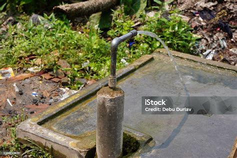 콘크리트로 고정된 수도꼭지 핸드 펌프 또는 시골 지역의 지역 수도 시스템의 일부일 수 있습니다 0명에 대한 스톡 사진 및 기타 이미지 Istock