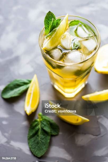 회색 콘크리트 바탕에 레몬 민트와 얼음 차가운 차 유리 유리 여름 냉각 음료 0명에 대한 스톡 사진 및 기타 이미지 0명 각얼음 감귤류 과일 Istock