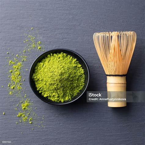 말 대나무 털 슬레이트 배경에 검은 그릇에 녹차 가루 최고의 볼 수 있습니다 마카차에 대한 스톡 사진 및 기타 이미지 마카차 가루로 빻은 건강한 생활방식 Istock
