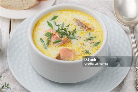 당근 양파 감자 연어와 크림 생선 수프 Kalakeitto입니다 핀란드 요리의 전통적인 접시 물고기에 대한 스톡 사진 및 기타 이미지 Istock
