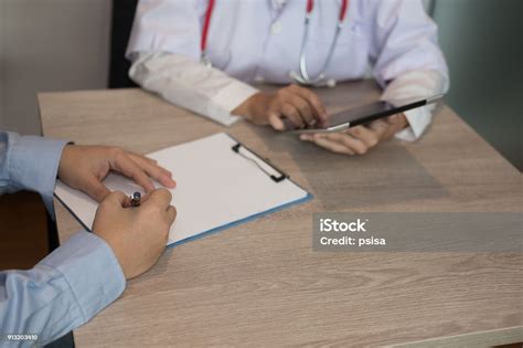 환자 의료 사무실에서 완전 한 조사입니다 병원에서 건강 보험 양식을 남자 작성 건강관리와 의술에 대한 스톡 사진 및 기타 이미지 건강관리와 의술 계약서 권위 Istock