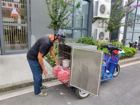 向烈日下的户外工作者致敬！来这里歇脚吧澎湃号·政务澎湃新闻 The Paper