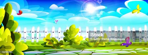 만화 스타일의 국가 여름 휴가 개념 나비가 있는 햇살이 내리쬐는 여름 풍경을 배경으로 길과 울타리가 있는 울창한 녹지의 집 앞 주차장 0명에 대한 스톡 벡터 아트 및 기타