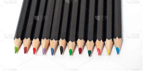 彩色的学校铅笔堆叠。宏