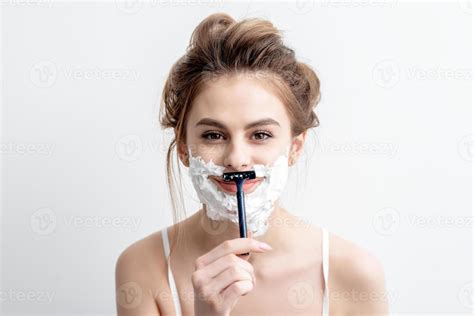 Mulher Depilando O Rosto Com Navalha 13618609 Foto De Stock No Vecteezy