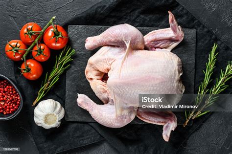 로즈마리와 핑크 페퍼를 곁들인 생 통 닭고기 검은 색 배경 위쪽 보기 가금류에 대한 스톡 사진 및 기타 이미지 가금류 건강한 식생활 검은색 Istock