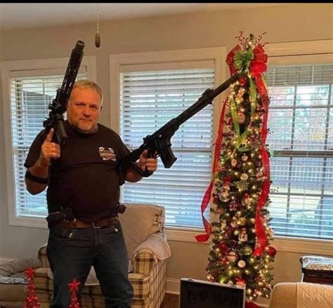 ЕДЕН ОД ЛУДАЦИТЕ НА ТРАМП КОИ УПАДНАА ВО КАПИТОЛ” ПОЧИНАЛ ОД БИЗАРНА