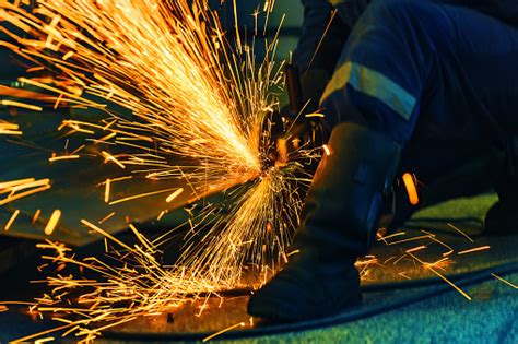 작업자는 분쇄기로 금속 판을 잘라 밝은 불꽃을 날아 공장에서 의 작업 과정 강철에 대한 스톡 사진 및 기타 이미지 강철 공장 산업 건물 공학 Istock