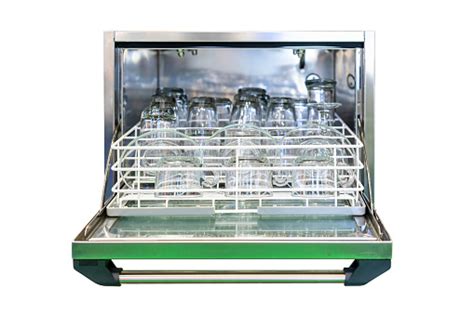 클리핑 경로가 있는 흰색 배경에 고립된 산업용 개방형 자동 식기 세척기 기계에서 세척한 후 바구니에 유리 접시와 차 컵 또는 텀블러 가사 집안일에 대한 스톡 사진 및 기타