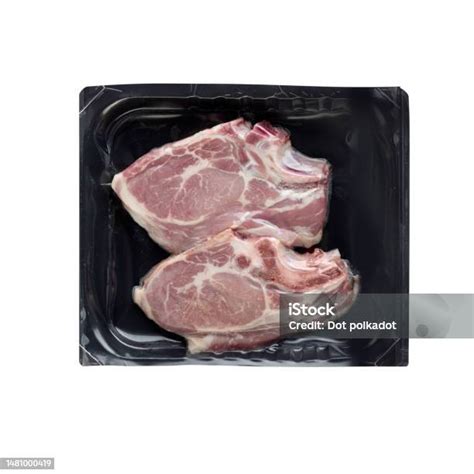 흰색 배경에 격리된 잘라낸 플라스틱 상자에 담긴 신선한 돼지고기 뼈에는 클리핑 경로가 있습니다 0명에 대한 스톡 사진 및 기타 이미지 Istock