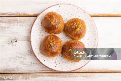 흰색 나무에 아몬드와 꿀을 곁들인 전통적인 터키 디저트 Sekerpare 상위 뷰 바클라바에 대한 스톡 사진 및 기타 이미지 바클라바 하이 앵글 0명 Istock