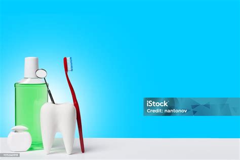 치과 건강 및 치아 관리 개념 구강 청결제 칫솔 및 치실 근처의 흰색 치아 모델의 치과 거울은 밝은 파란색 배경에 대해 가글에 대한 스톡 사진 및 기타 이미지 Istock