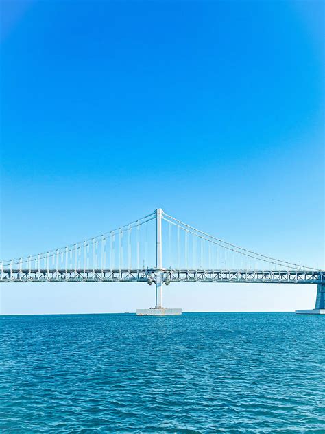 강철 다리 건축 경치가 좋은 고요한 관광 광안대교 교통 낮 다리 대한민국 도시 풍경 도시의 도시의 랜드마크 랜드마크 맑은 하늘 물 바다 바다