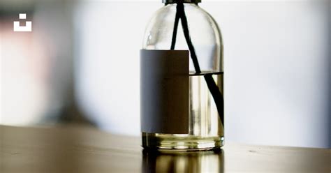 금 뚜껑이 있는 투명 유리병 사진 Unsplash의 무료 디퓨저 이미지