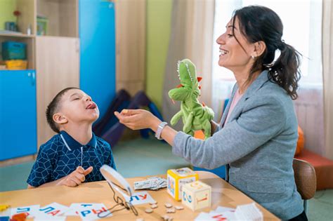 여자 음성 치료사 가르치고 그의 발음을 수정 하는 소년 언어치료에 대한 스톡 사진 및 기타 이미지 언어치료 아이 의사소통