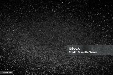 하얀 검은 반짝이 질감 추상 배너 배경에 공간이 있다 반짝이는 글로우 스타 효과 우주 공간 밤하늘 우주처럼 녹슬고 거친 표면 곡물 강철에 대한 스톡 사진 및 기타 이미지