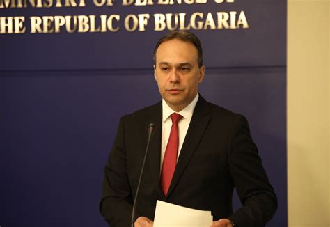 Burgasnovinite Bg Министърът на отбраната Нямам информация България да изнася оръжия за Украйна
