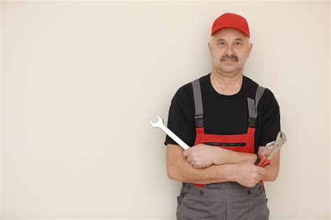 서비스 및 엔지니어링 개념 남자는 조정 렌치와 스패너 도구 흰색 배경을 보유하고 있습니다 렌치 도구 다재다능함의 모든 것에 적합한 선택 렌치 공구 고정 체결 디테일 너트에