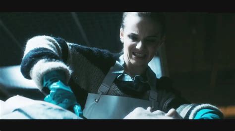 Художниця коміксів стала патологоанатомом на 1 день Youtube