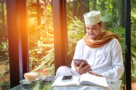 아랍 이슬람 사업가 커피숍에 앉아 태블릿 및 스마트폰 사용 유리 테이블에 예약 프리랜서 생활 작업 공간 개념 It 지원에 대한 스톡 사진 및 기타 이미지 Istock