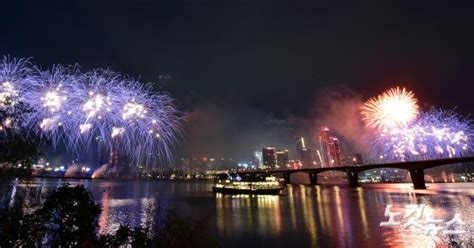 불꽃으로 물든 화려한 저녁 하늘