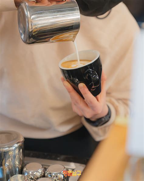 대구광역시 남구청 창 밖으로 보이는 기와지붕이 어우러진 멋진 뷰는 이곳을 찾는 이유 중 하나죠 창가 자리에서 커피 한 잔과 함께 여유롭게 쉬어보는건 어떨까요☕🌿 📌대구