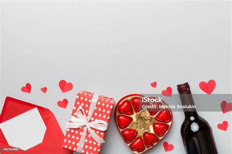 선물 상자 봉투 초콜릿과 발렌타인 데이에 대한 컬러 배경에 레드 와인 병 복사 공간이있는 초콜릿 탑 뷰의 선물 상자가있는 하트 모양 꽃 식물에 대한 스톡 사진 및 기타