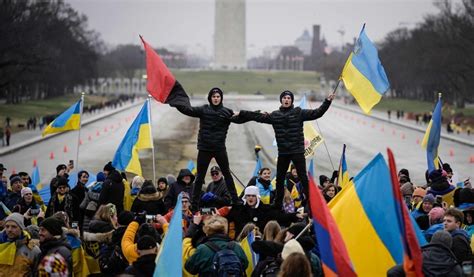 Duuren Life Гадаадад суугаа орос иргэд дайныг эсэргүүцэн жагсаж байна