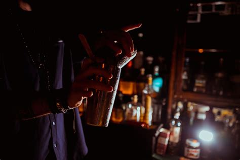 바 카운터에서 재료를 추가하고 칵테일 음료를 만드는 바텐더 나이트클럽에 대한 스톡 사진 및 기타 이미지 나이트클럽 러시아 마실 것 Istock