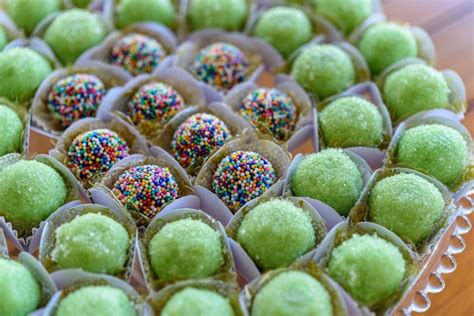 Bolos De Copo Doces Tradicionais De Festa De Aniversário No Brasil Foto Premium