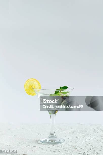 바에서 마가리타 칵테일 흰색 배경에 녹색 민트와 올리브 칵테일 마티니 유리 테이블에 레몬마티니 안경 복사 공간을 복사합니다 수직 알코올 음료 0명에 대한 스톡 사진 및 기타
