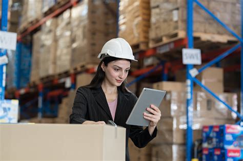 창고 작업자 창고 여성 작업자 보관 재고 확인 여성 창고 작업자가 재고 재고를 확인합니다 디지털 태블릿을 들고 선반 팔레트 위의